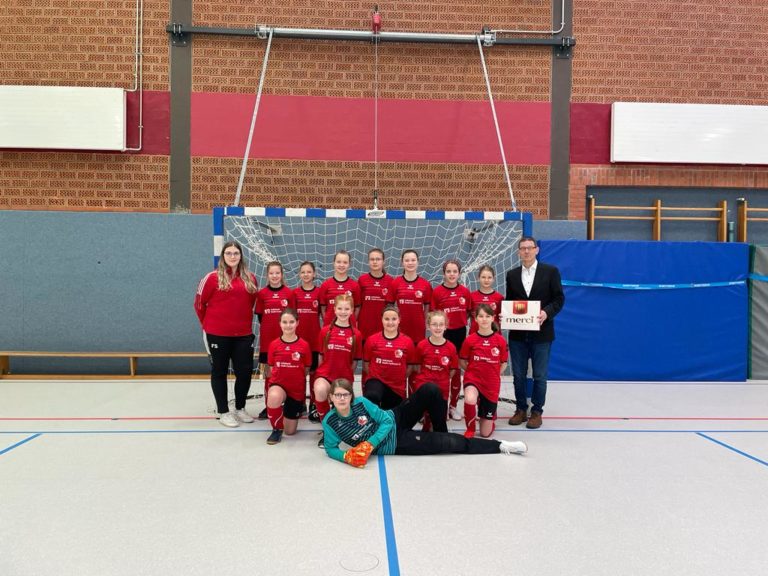 Neue Trikots für die Fußballmädchen der SpVgg BISON - Cuxverein