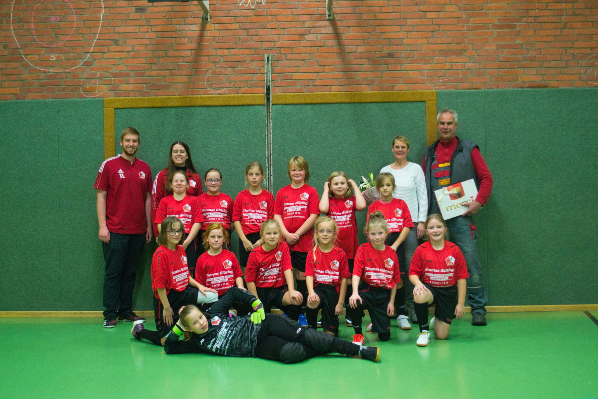 Neue Trikots für Fußballmädchen der SpVgg BISON - Cuxverein