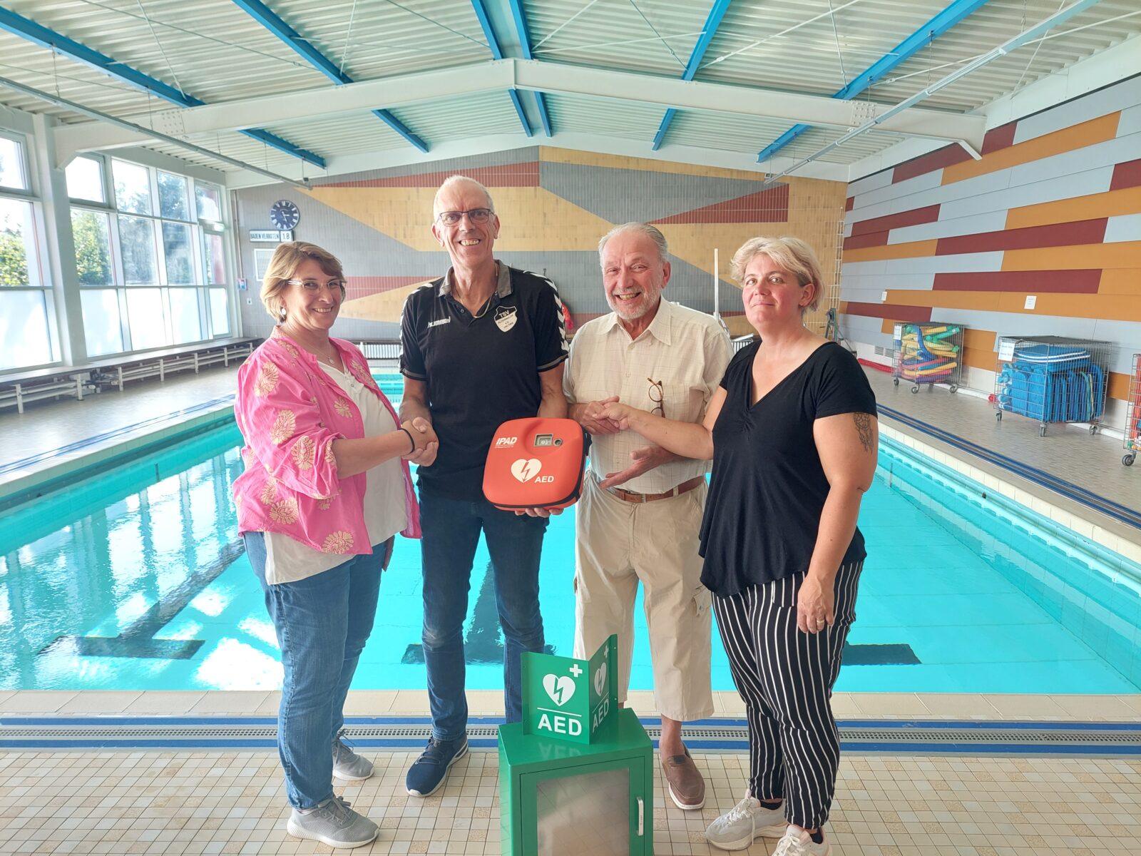 Spende vom DRK für die Schwimmhalle - Cuxverein